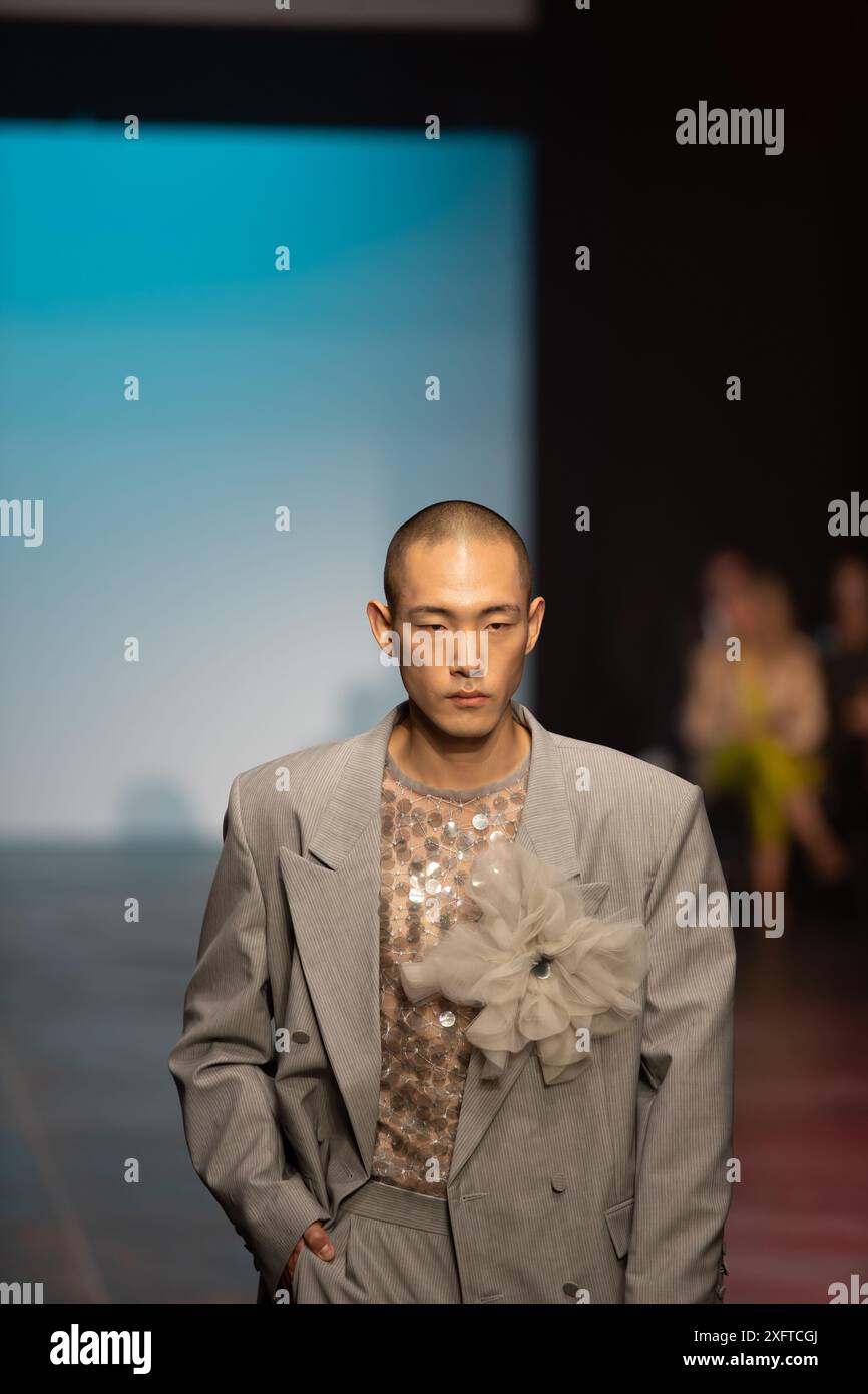 Danny Reinke, präsentierte die Kollektion der Fashion Week 2024 Berlin ...