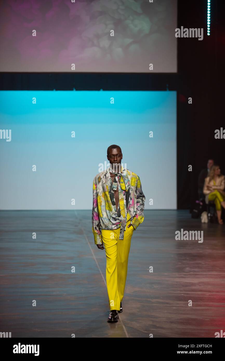 Danny Reinke, präsentierte die Kollektion der Fashion Week 2024 Berlin ...