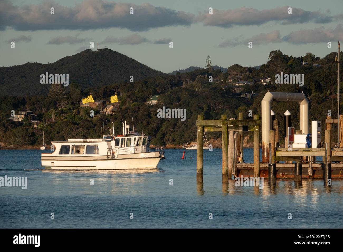 Russell to Paihia ferry arriving at Paihia wharf, Bay of Islands, New ...