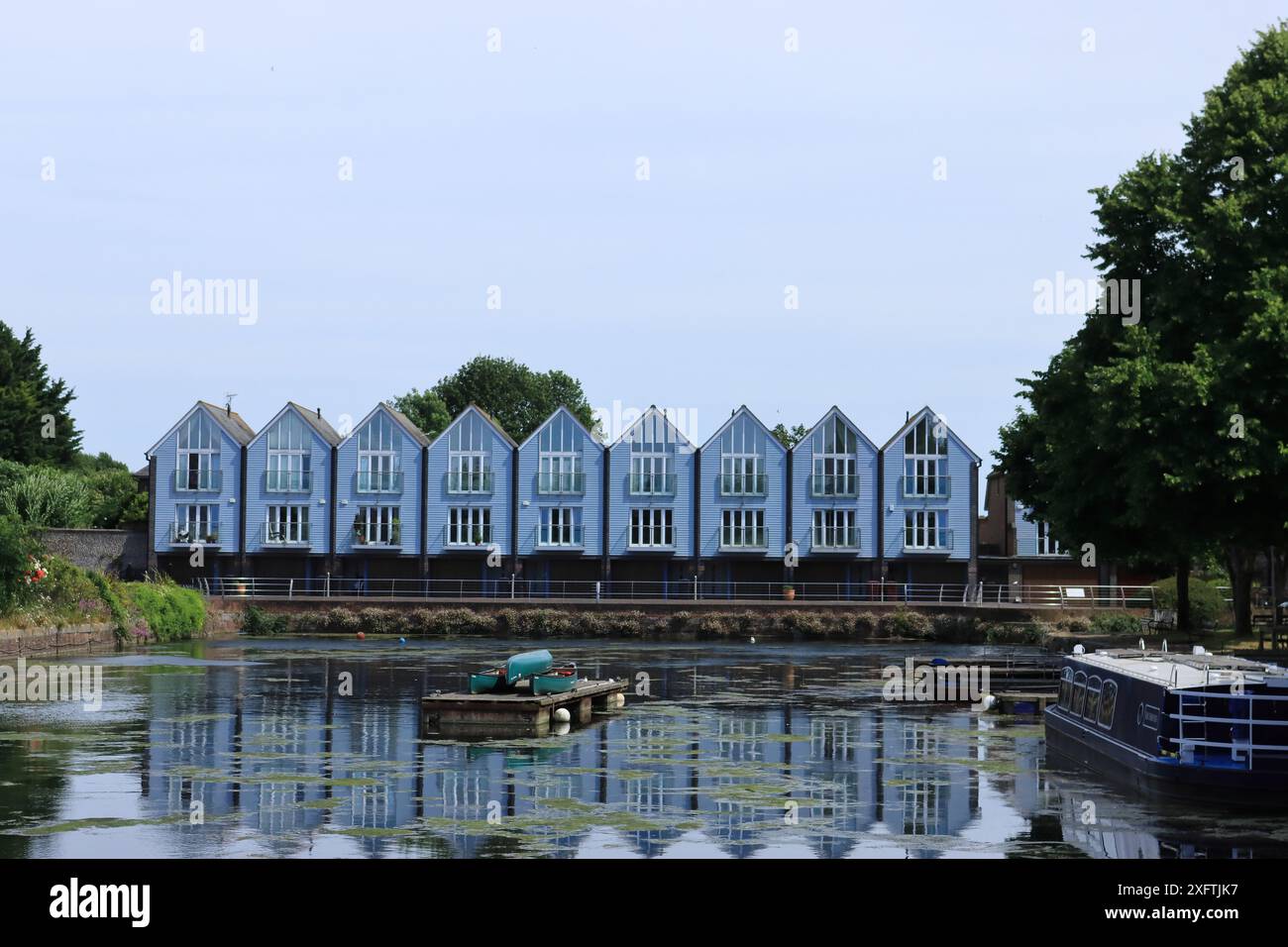 Chichester Canal, West Sussex, England. 27 June 2024. Waterside homes ...