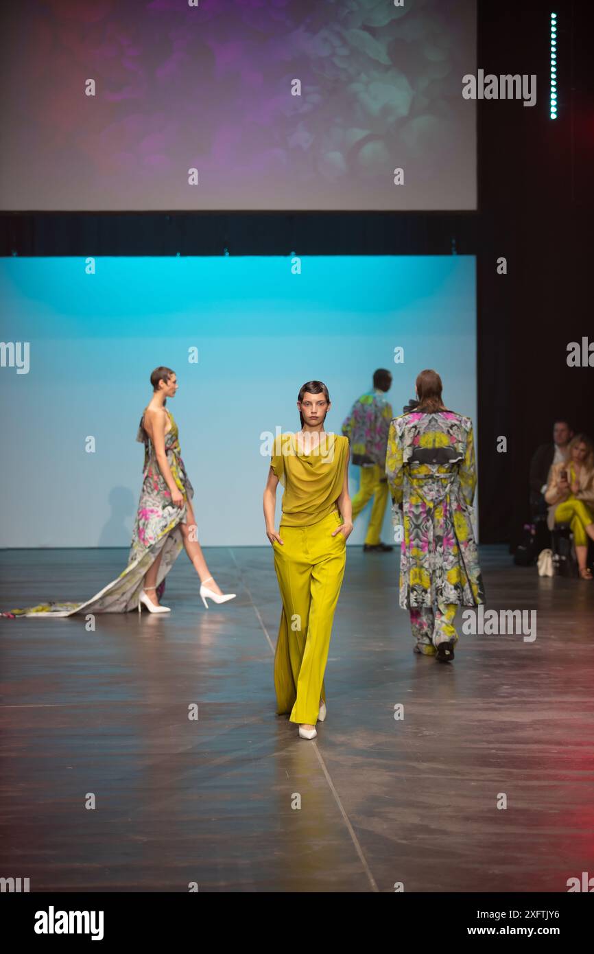 Danny Reinke, präsentierte die Kollektion der Fashion Week 2024 Berlin ...