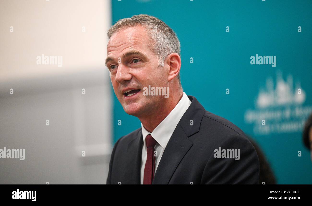 Peter kyle speaking hi-res stock photography and images - Alamy