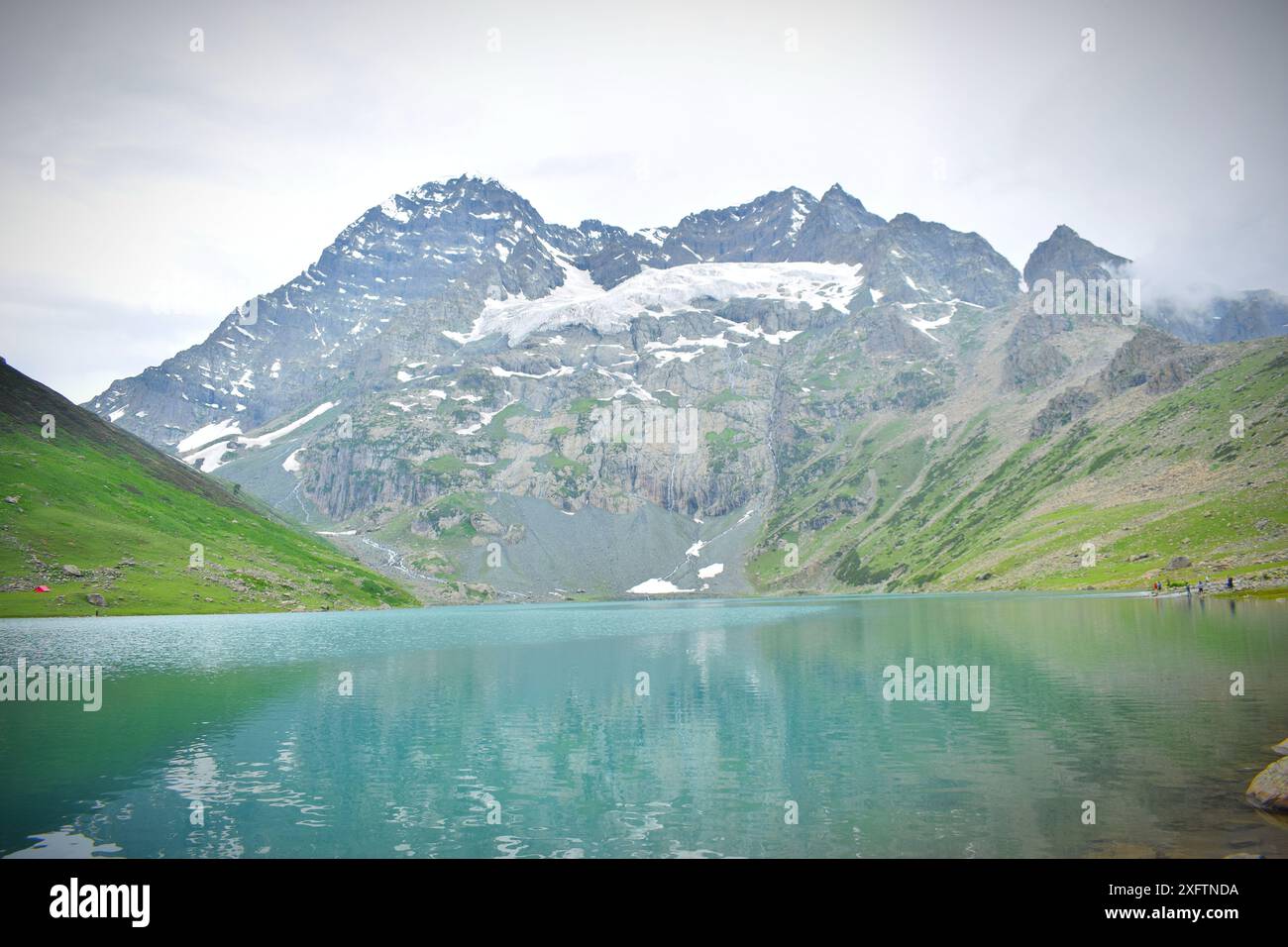 Lakes blue skies hi-res stock photography and images - Alamy