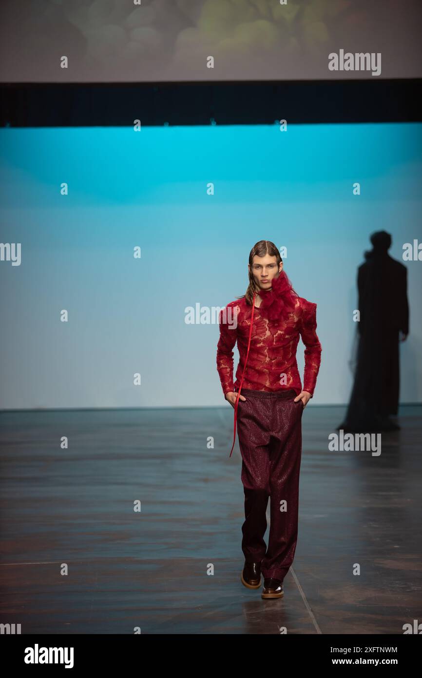 Danny Reinke, präsentierte die Kollektion der Fashion Week 2024 Berlin ...