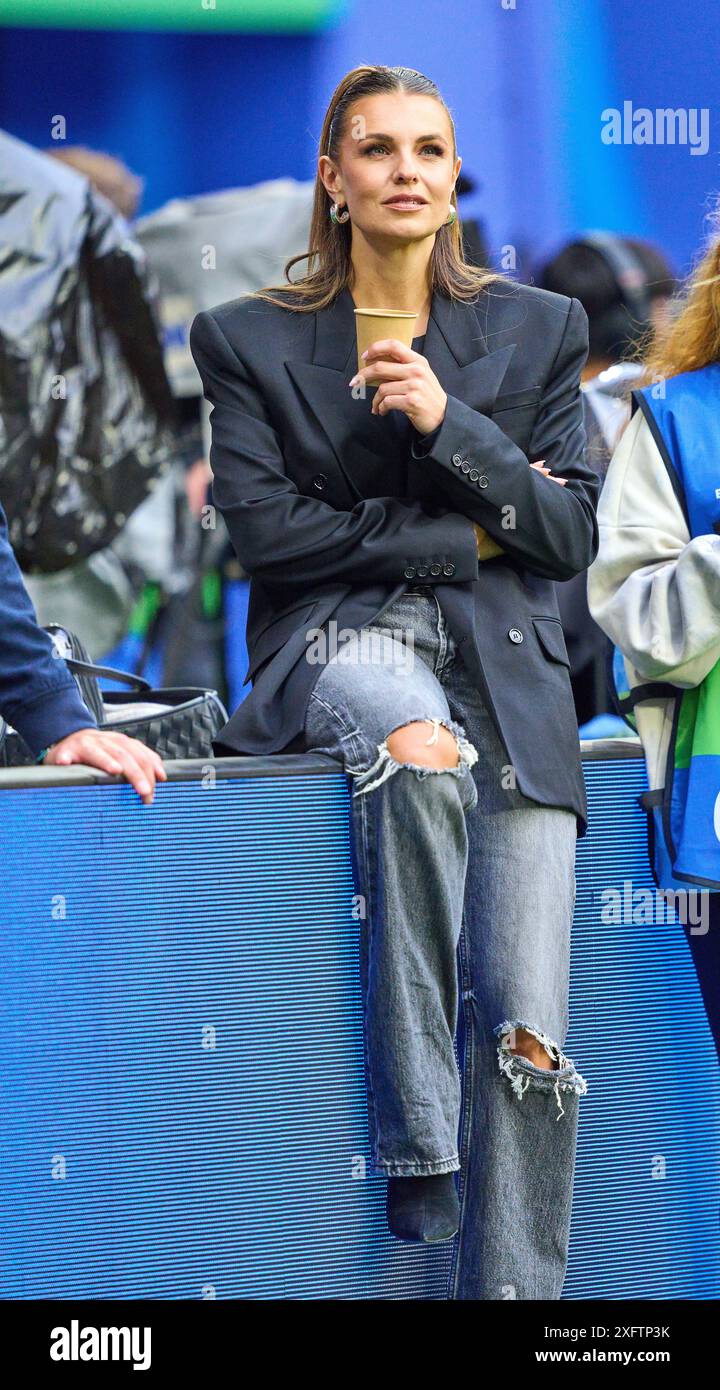 Laura WONTORRA, sports presenter, reporter, woman, moderator, TV ...