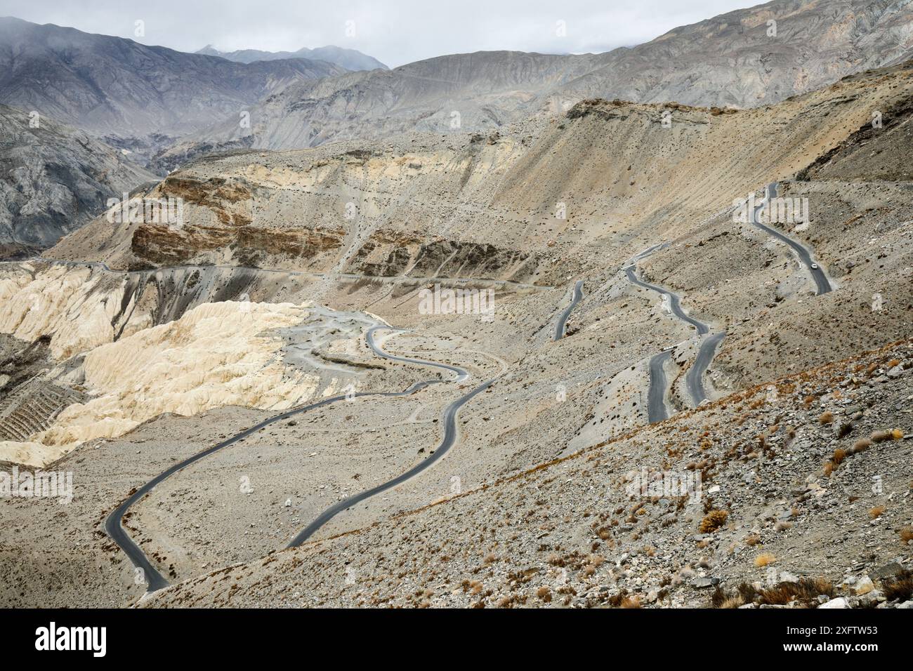 Road climbing the Nako pass in Spiti valley, Himalaya mountains ...