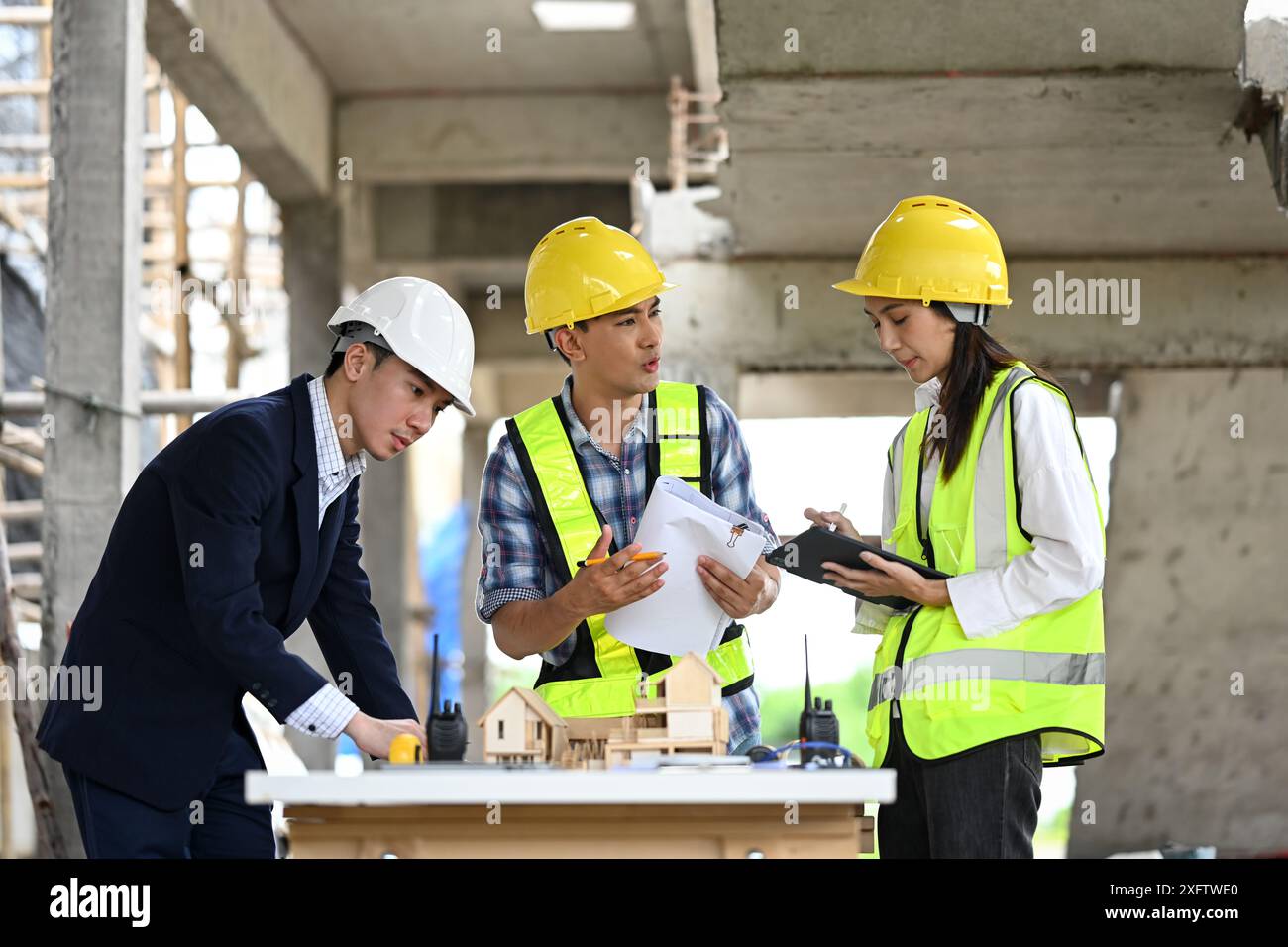 Team construction engineers talking details hi-res stock photography ...