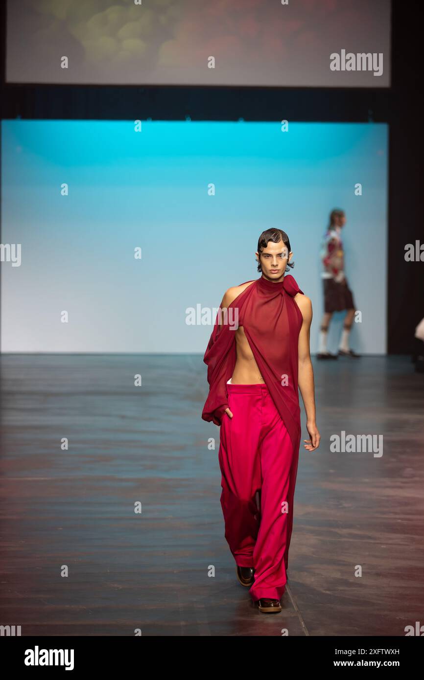 Danny Reinke, präsentierte die Kollektion der Fashion Week 2024 Berlin ...