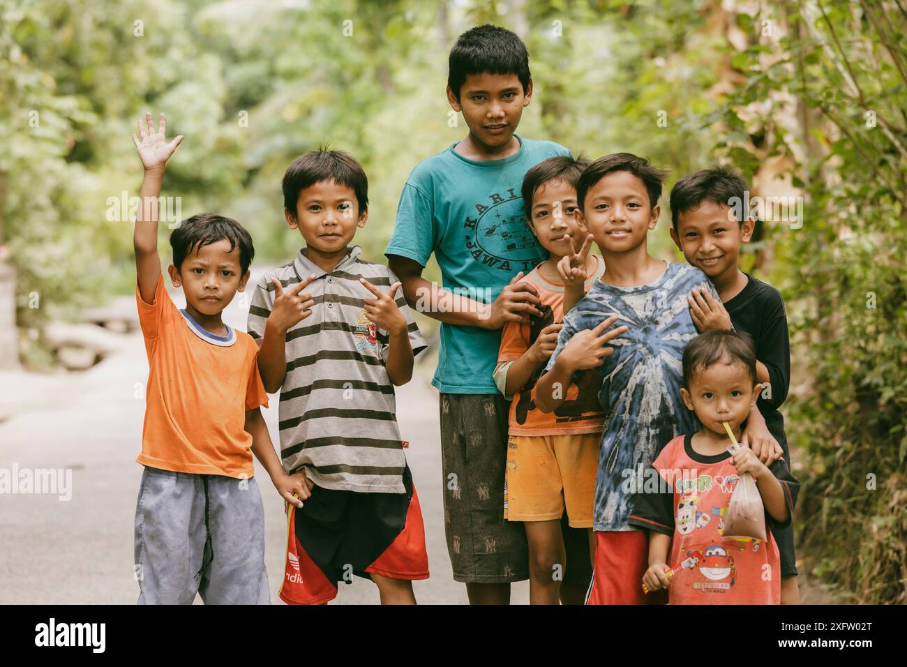 A group of Indonesian kids pose for the camera Stock Photo - Alamy