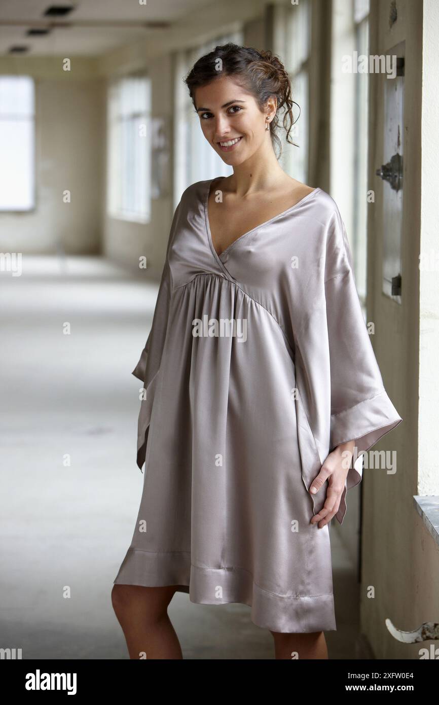 Woman back facing camera hi-res stock photography and images - Alamy