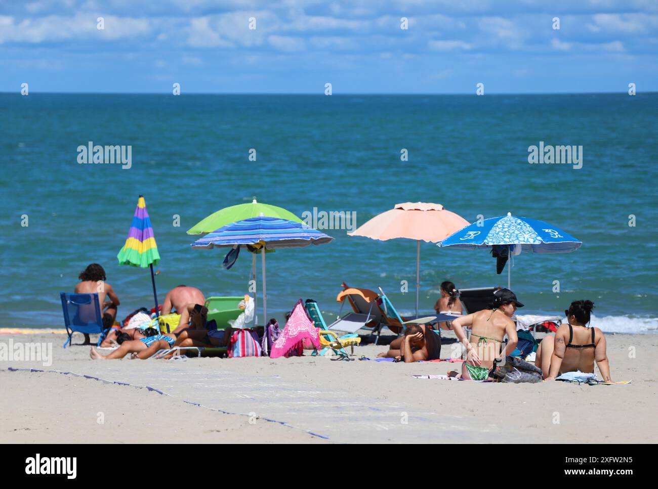 Crowded beach blurry hi-res stock photography and images - Alamy