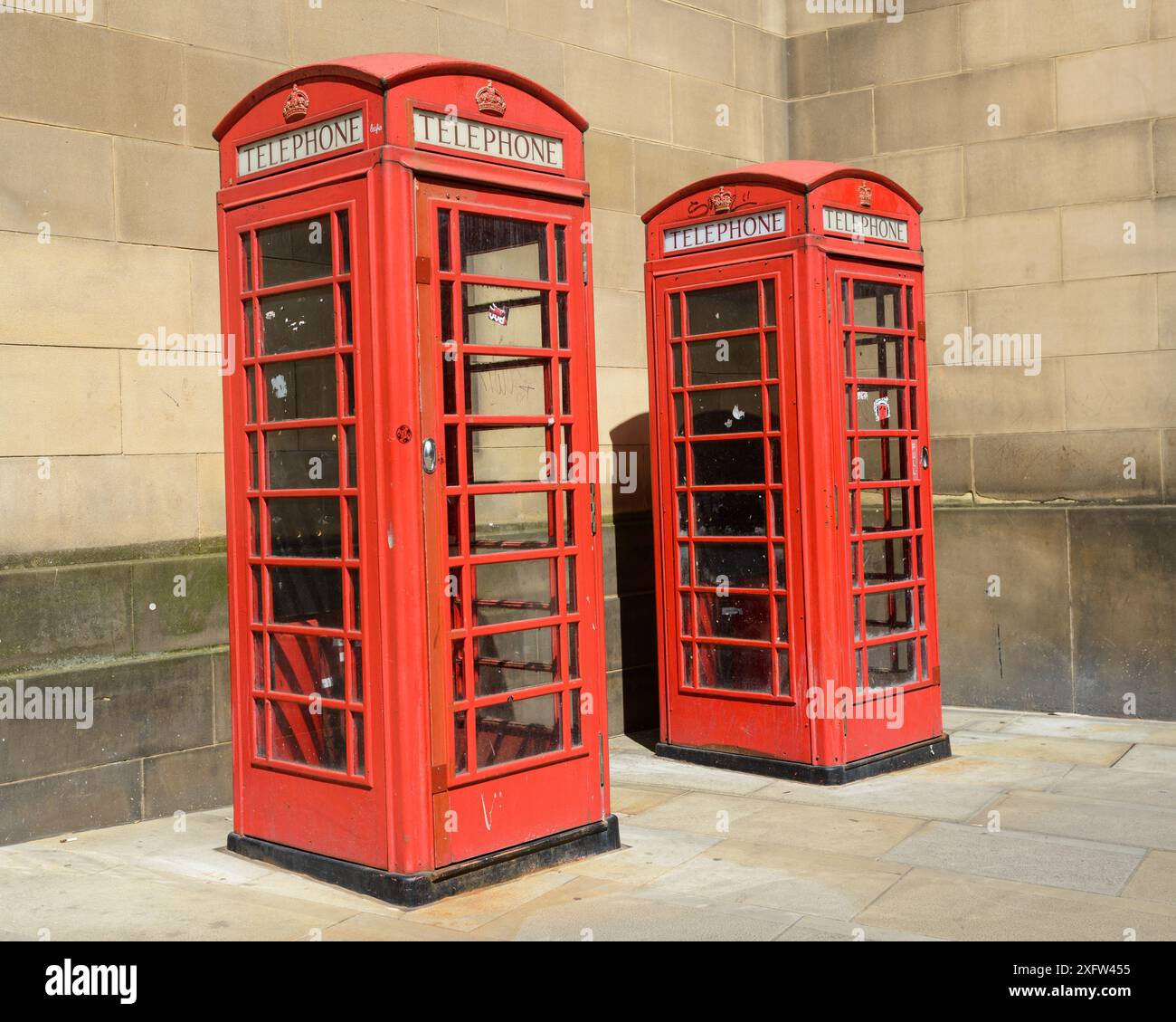 Red phone boxes hi-res stock photography and images - Alamy