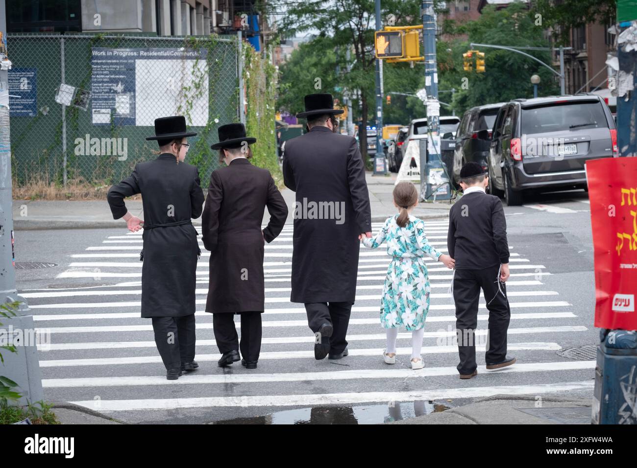 Father daughter walking on street hi-res stock photography and images ...
