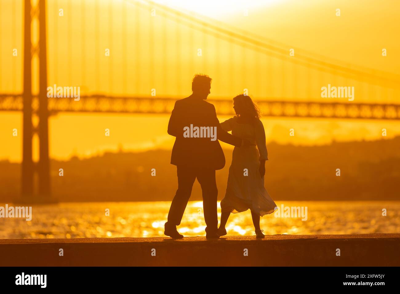 Couple dancing sunset bridge hi-res stock photography and images - Alamy