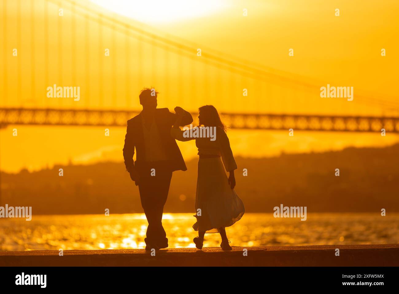 Couple dancing sunset bridge hi-res stock photography and images - Alamy