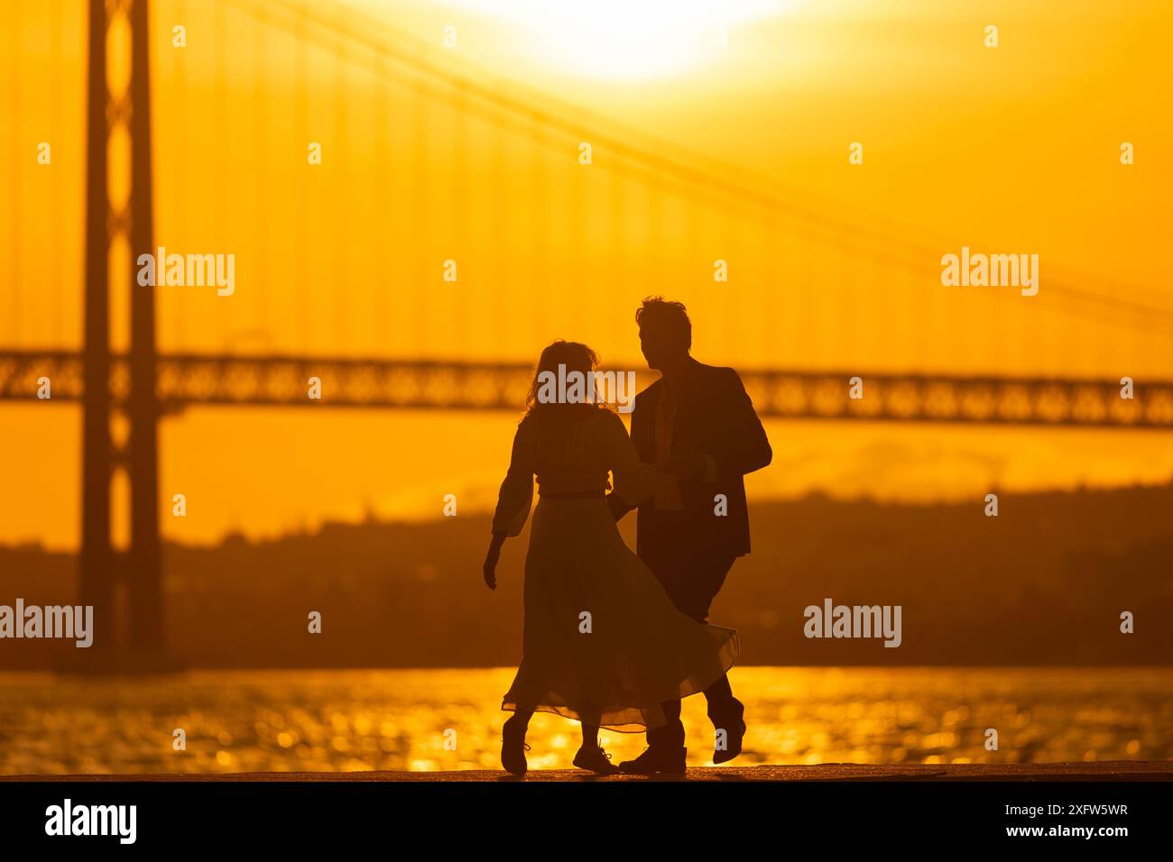 Couple dancing sunset bridge hi-res stock photography and images - Alamy