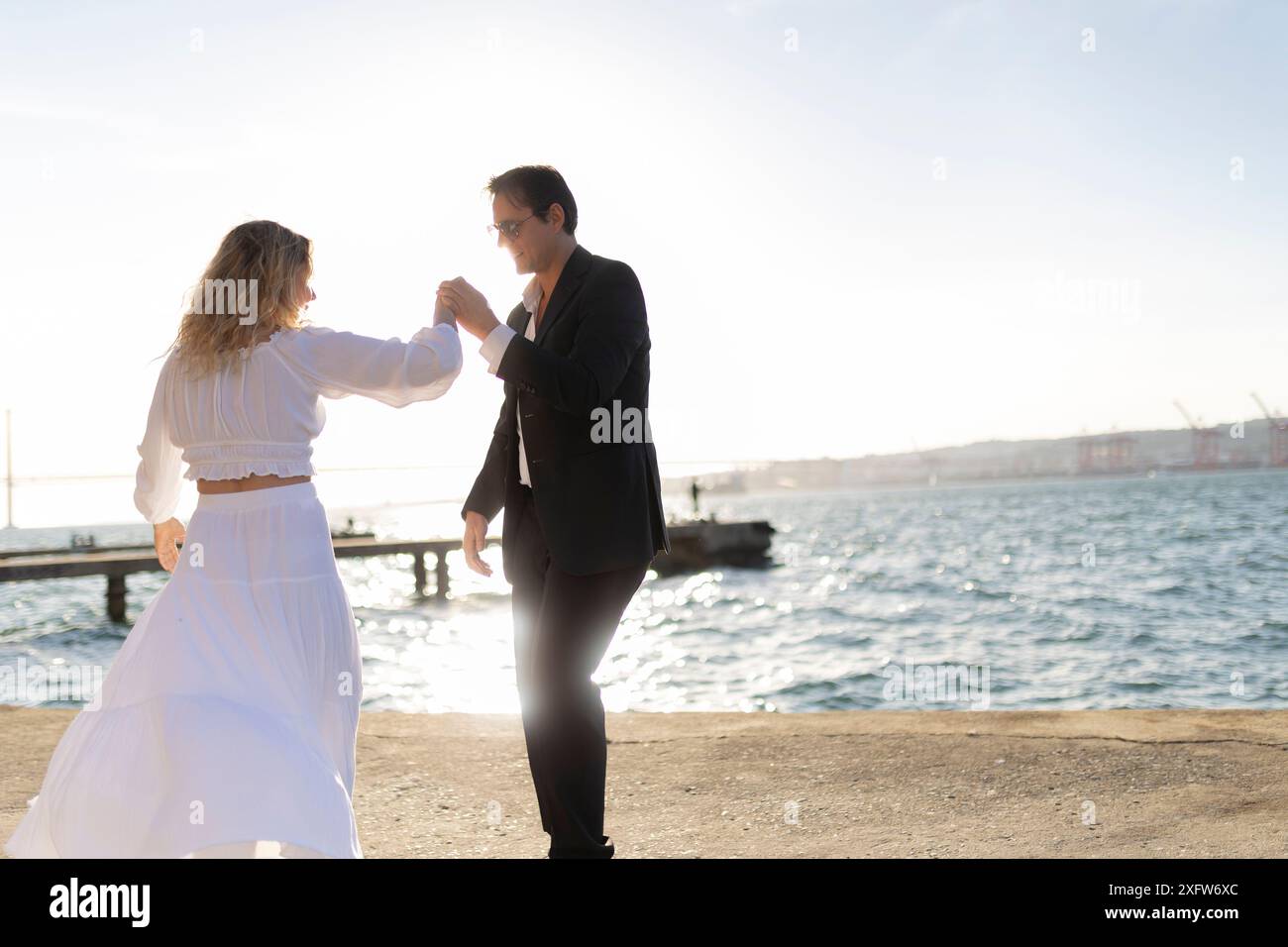 Silhouette couple dancing ocean sunset hi-res stock photography and ...