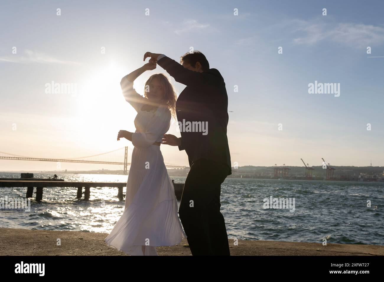 Couple dancing sunset bridge hi-res stock photography and images - Alamy