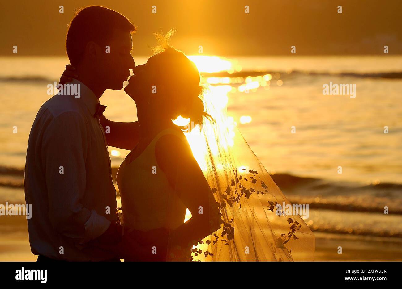 Profile shot couple kissing outdoors hi-res stock photography and ...