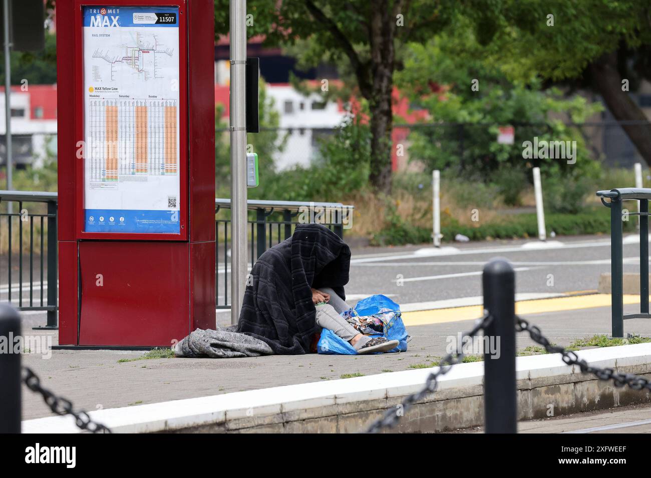 Obdachloser sitzt auf dem Boden an der Tri Met Max ...