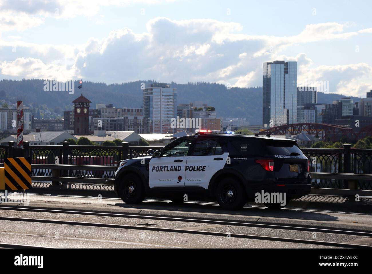 Portland Police Streifenwagen unterwegs auf der Steel Bridge, Oregon ...
