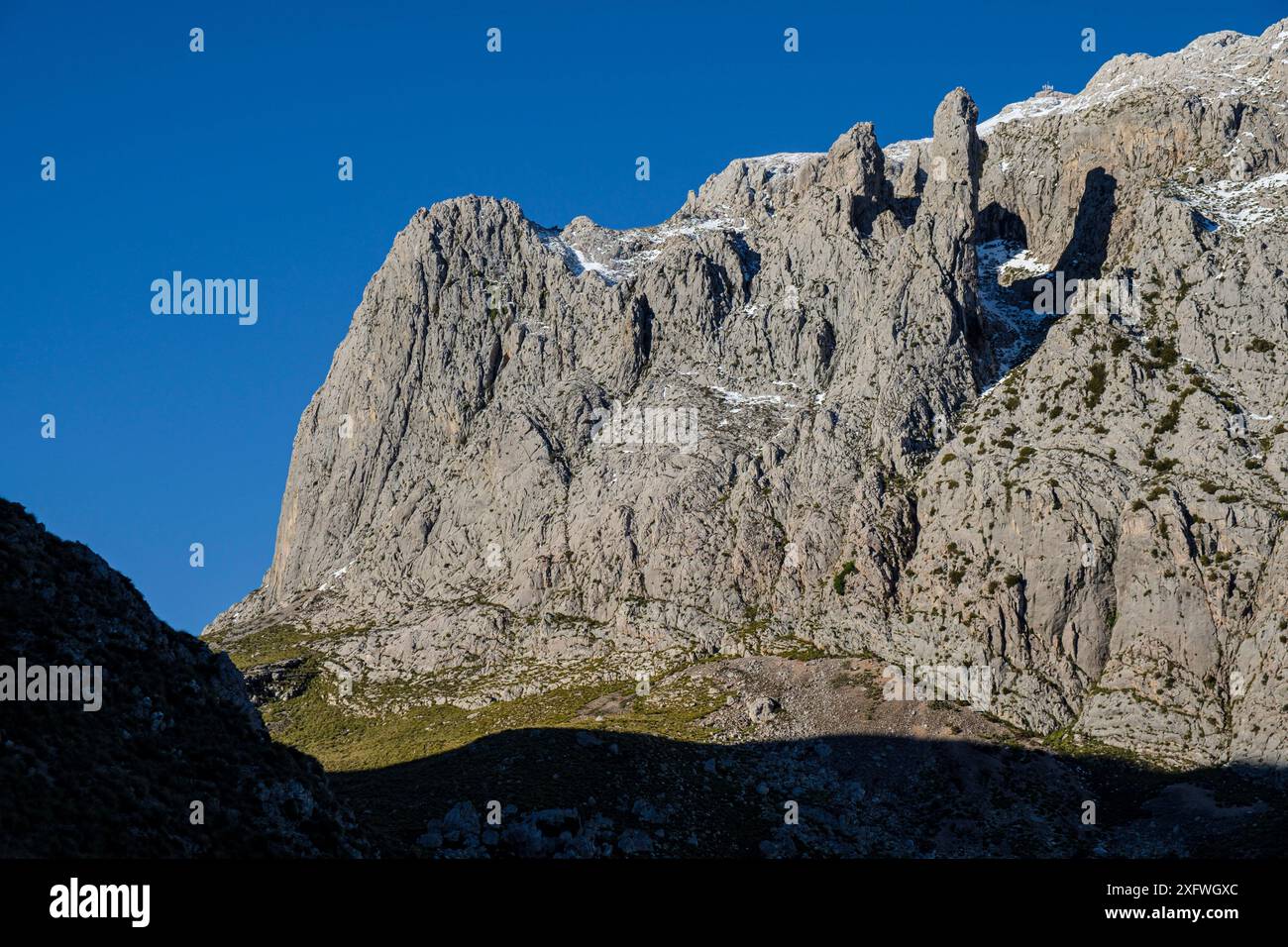 Main mountain range of the balearic islands hi-res stock photography ...