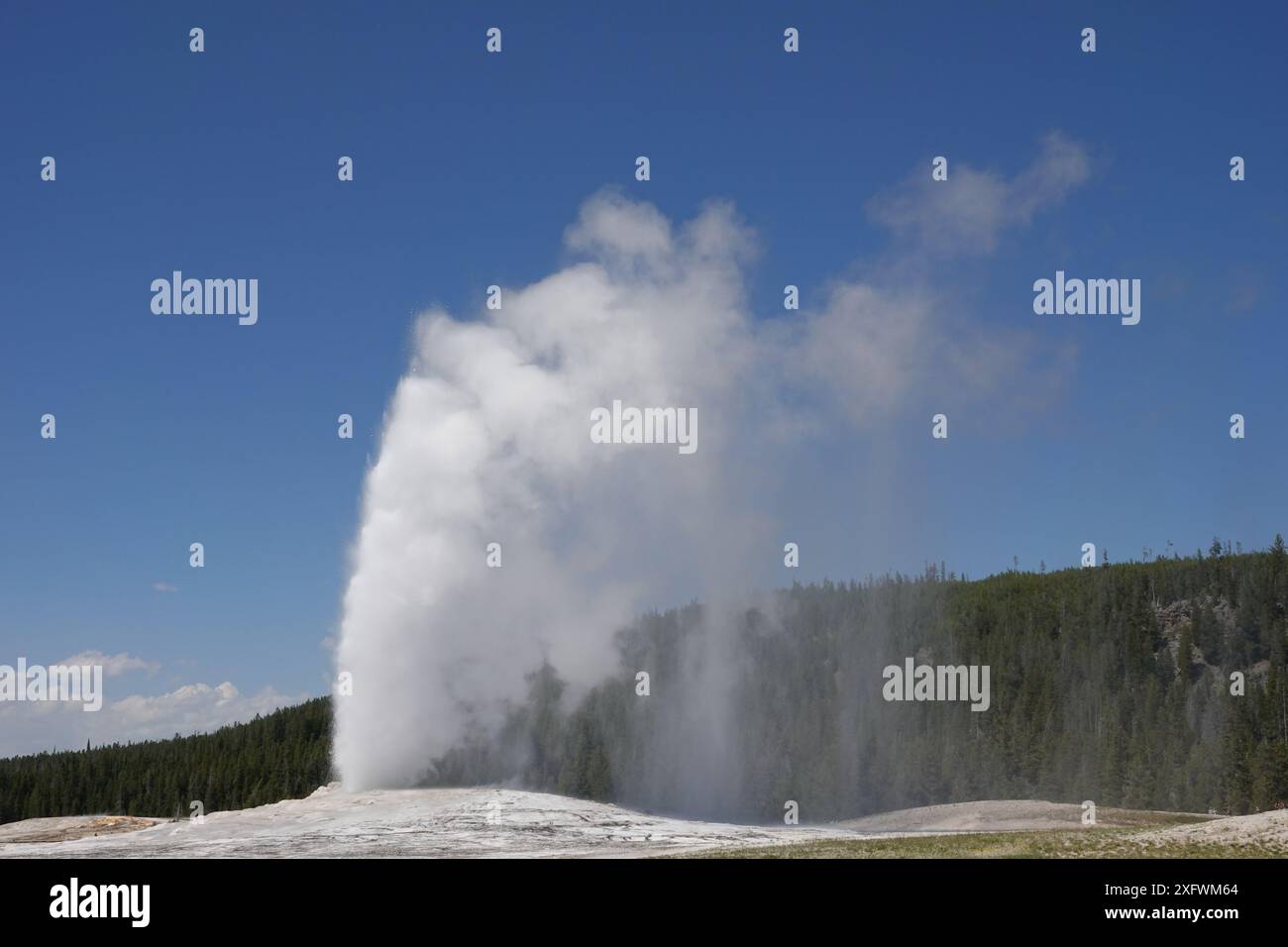 Yellowstone old faithful eruption blue hi-res stock photography and ...