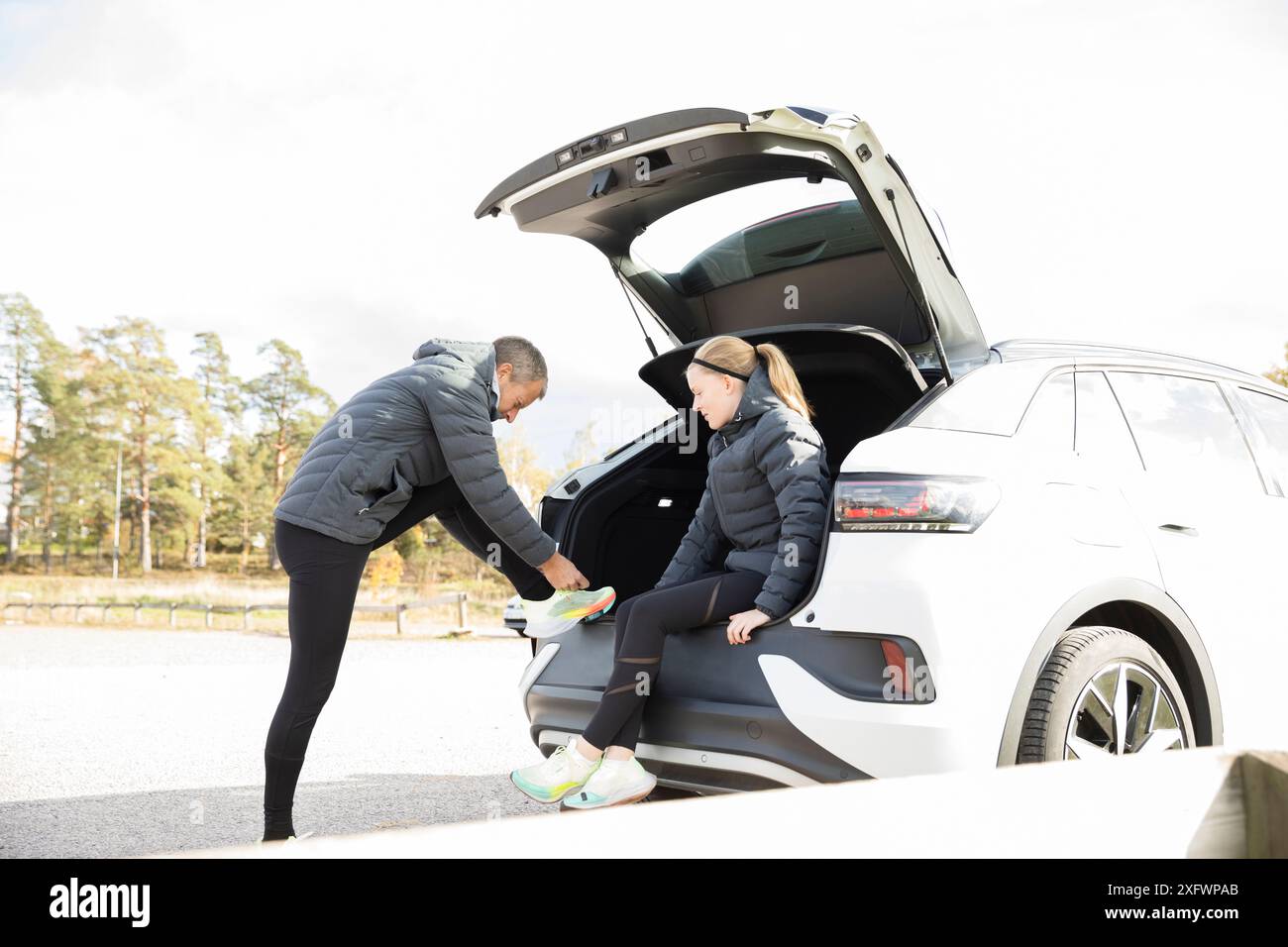 Couple with car getting ready for morning exercise Stock Photo - Alamy