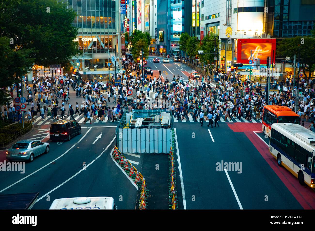 Timelapse famous crossing in shibuya hi-res stock photography and images - Alamy