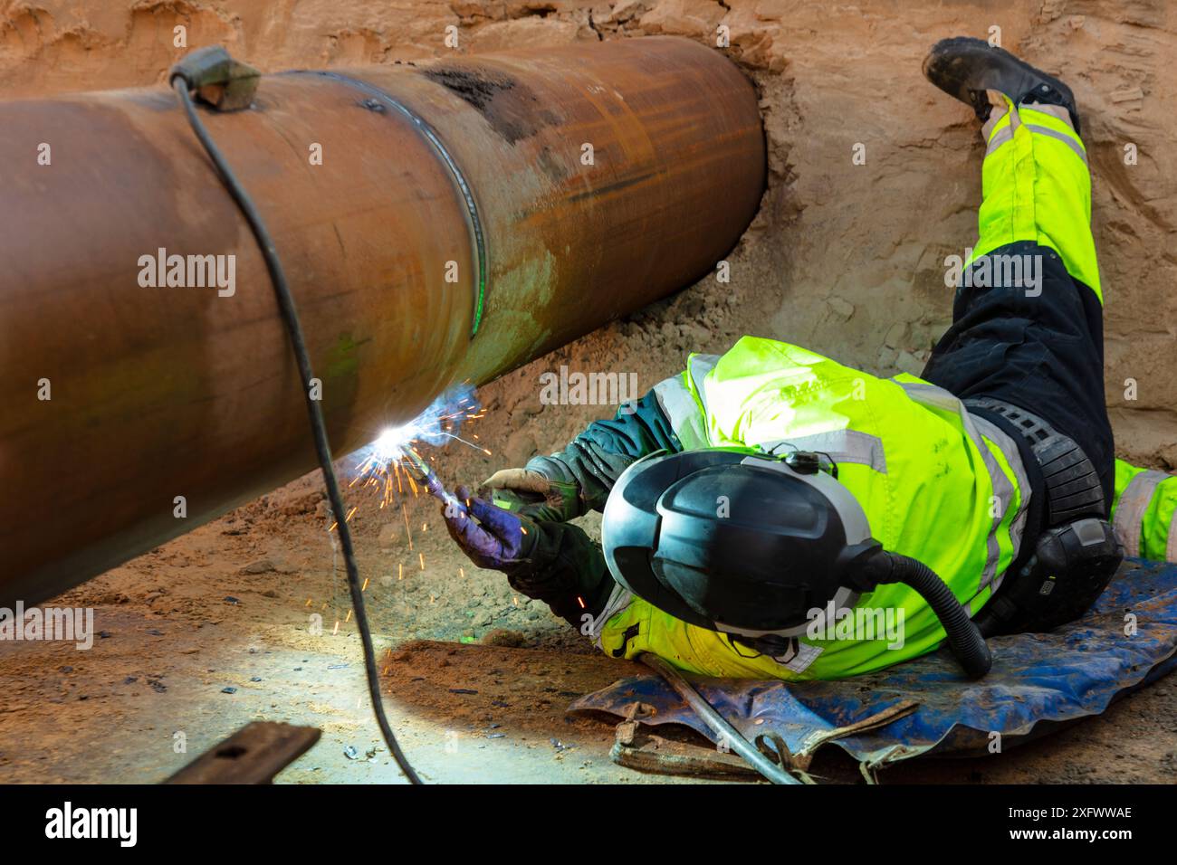 Full welding construction hi-res stock photography and images - Alamy