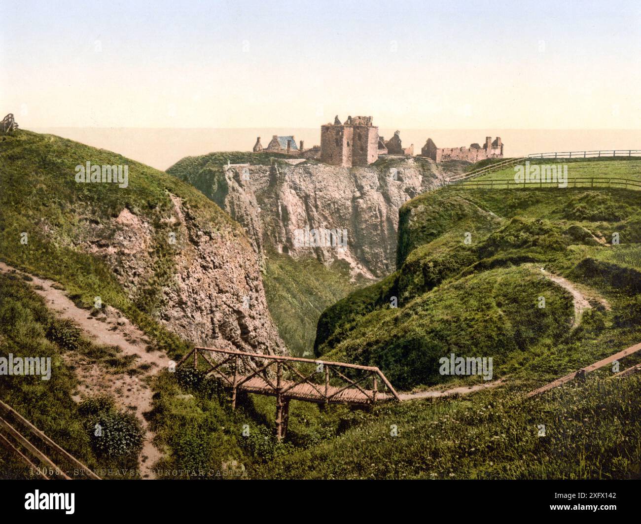 Dunnottar Castle, fort on the shelving slope, eine Burgruine in ...