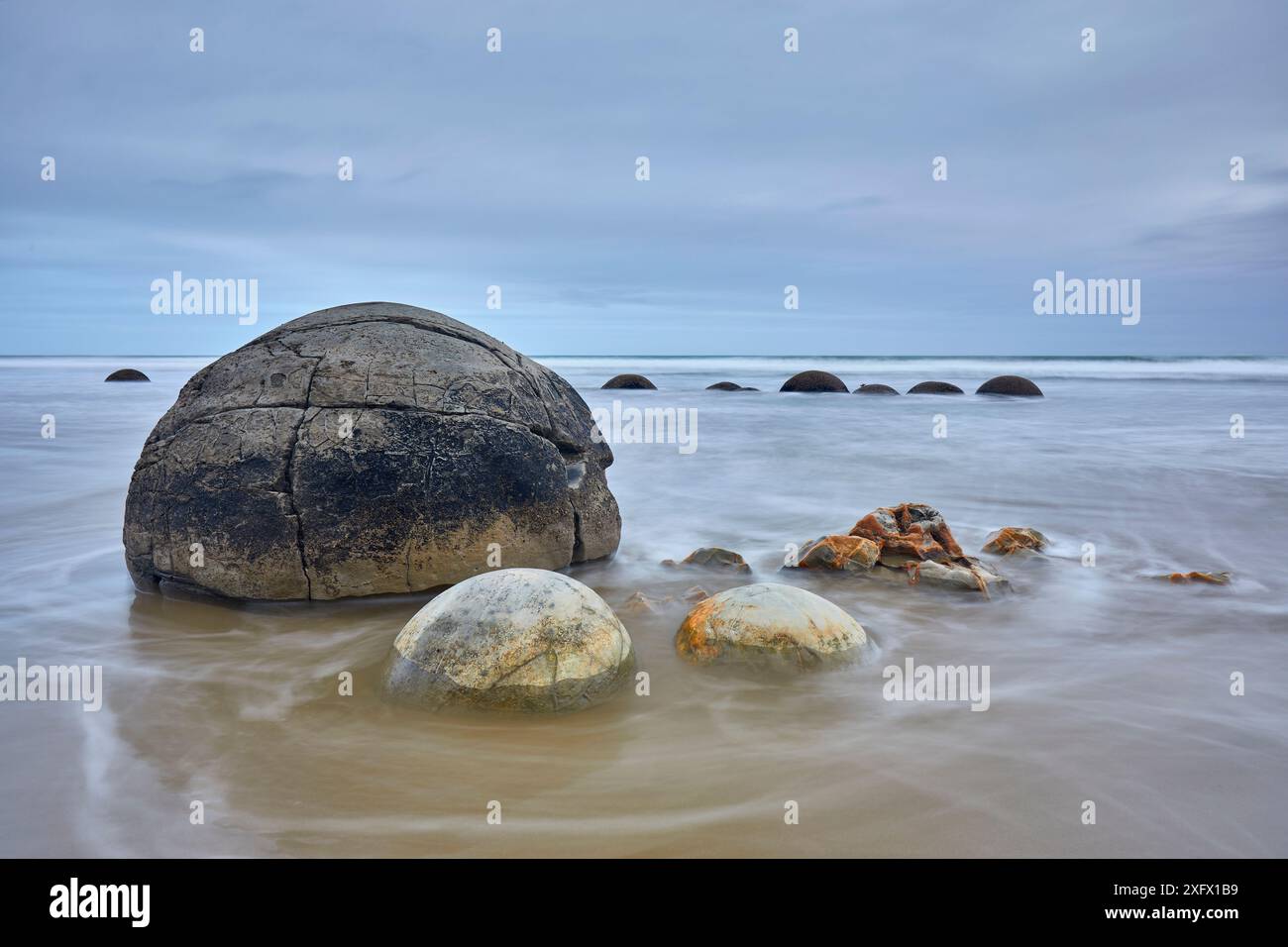 Long exposure of wave/surf breaking around Moeraki Boulders (60 Million ...