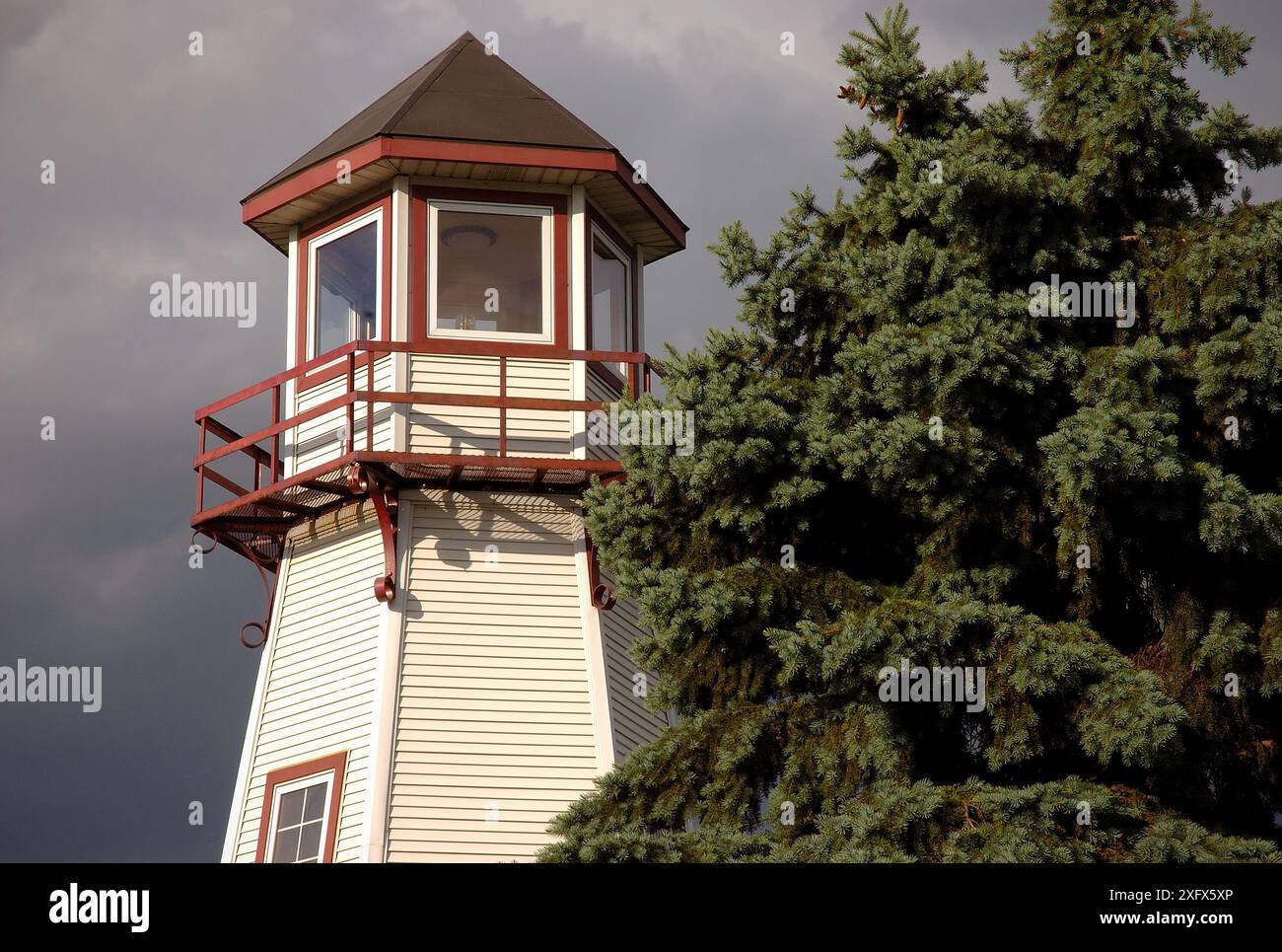 Light house along Detroit river waterway Stock Photo - Alamy