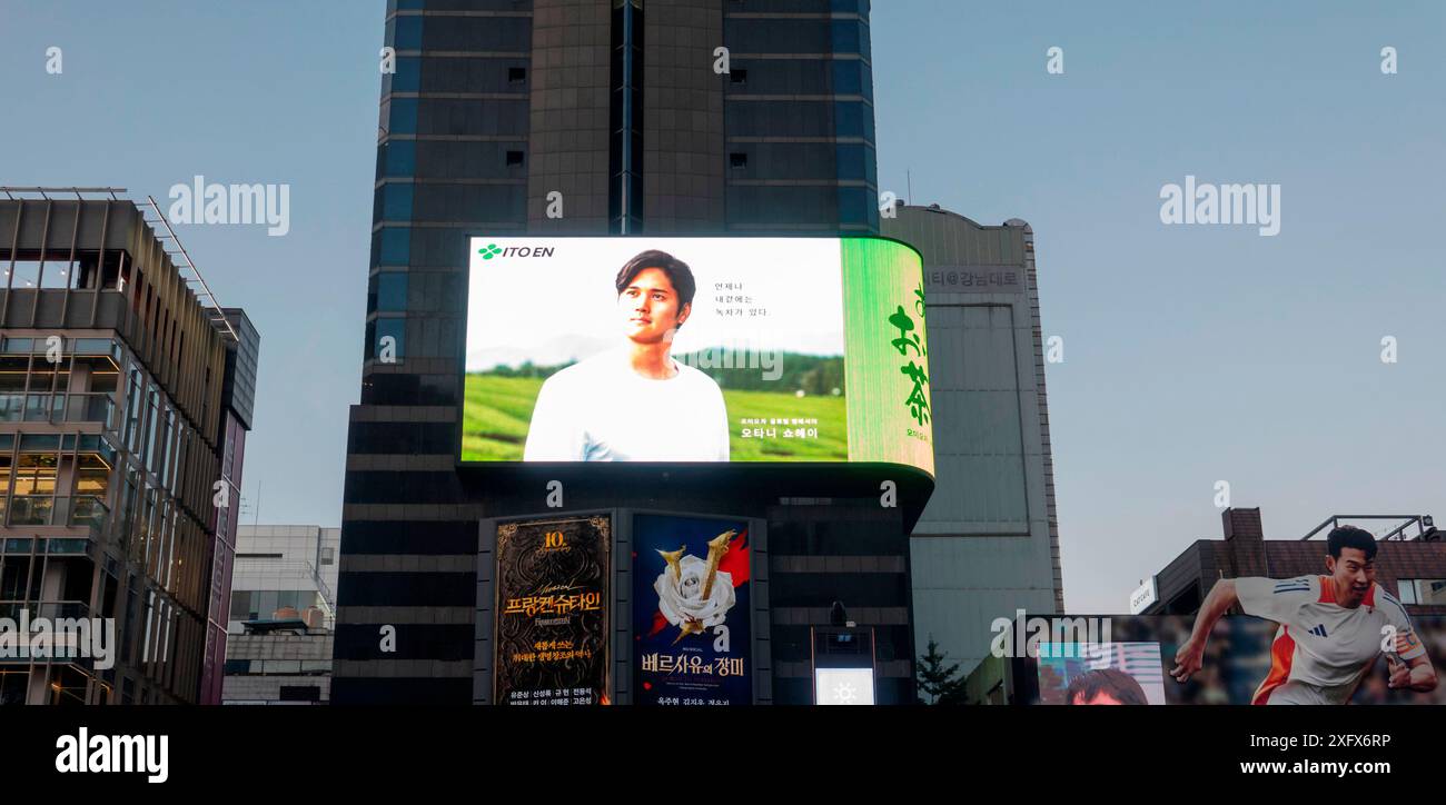 Shohei Ohtani, June 27, 2024 : ITO EN's outdoor advertisement featuring ...