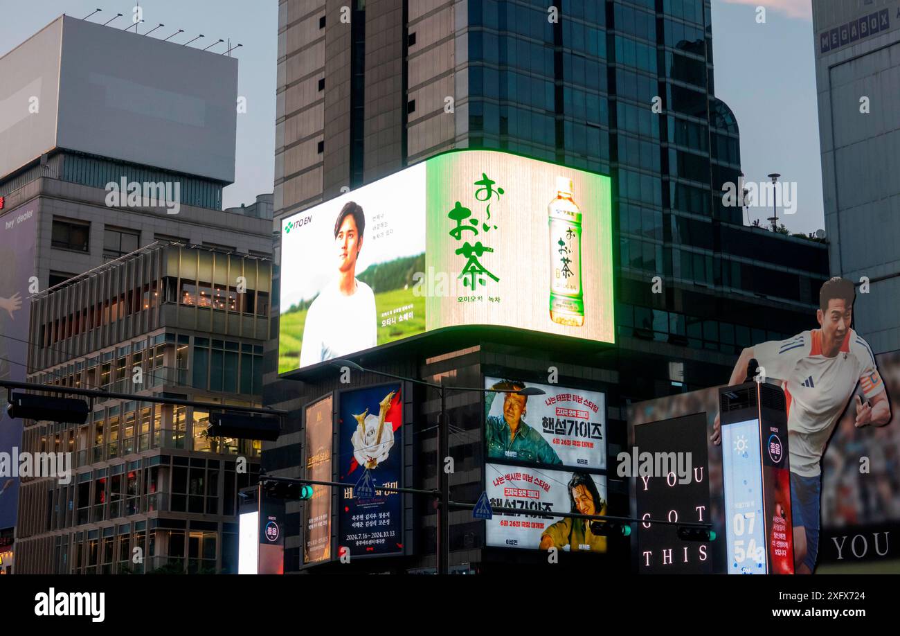 Shohei Ohtani, June 27, 2024 : ITO EN's outdoor advertisement featuring ...