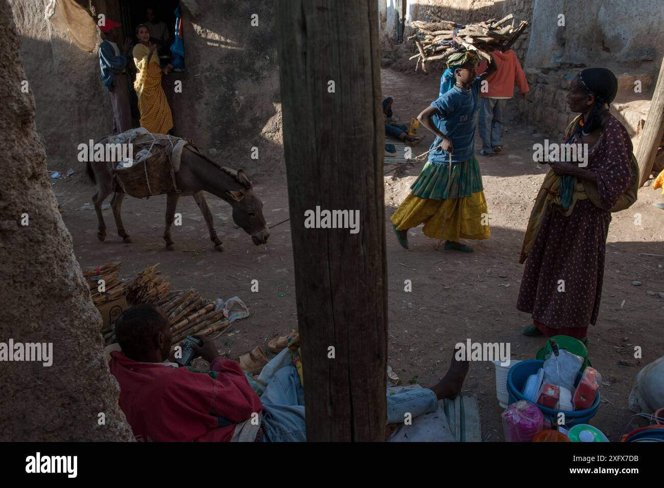 African woman carrying firewood hi-res stock photography and images - Alamy
