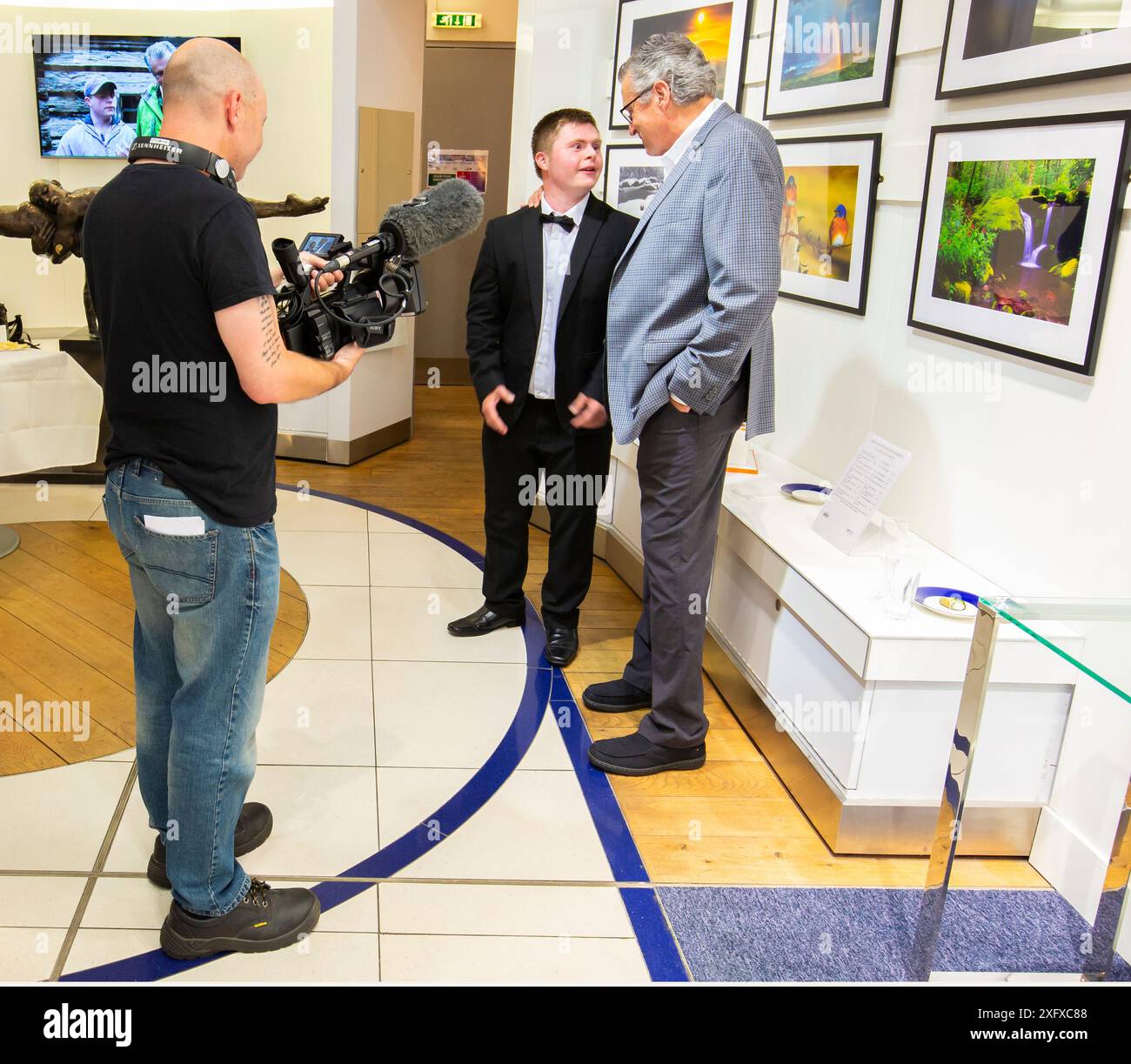 Photographers Oliver Hellowell and Ken Jenkins (Tennessee based ...