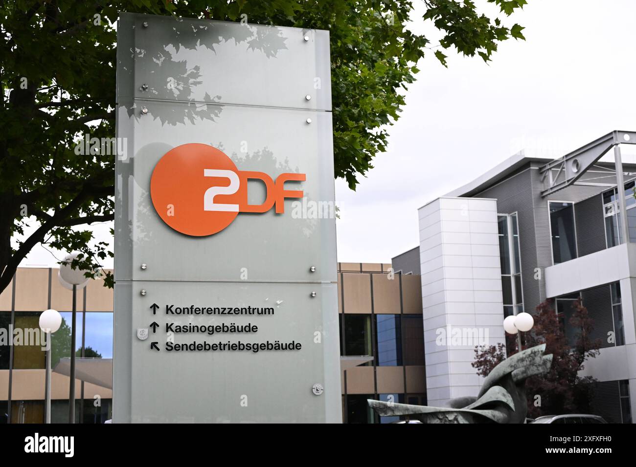 ZDF-Logo auf einem Hinweisschild am ZDF-Gebaeude in Mainz Foto vom 05. ...