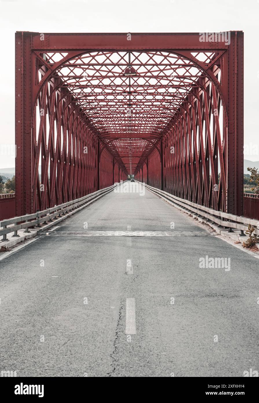 Red metal beams hi-res stock photography and images - Alamy