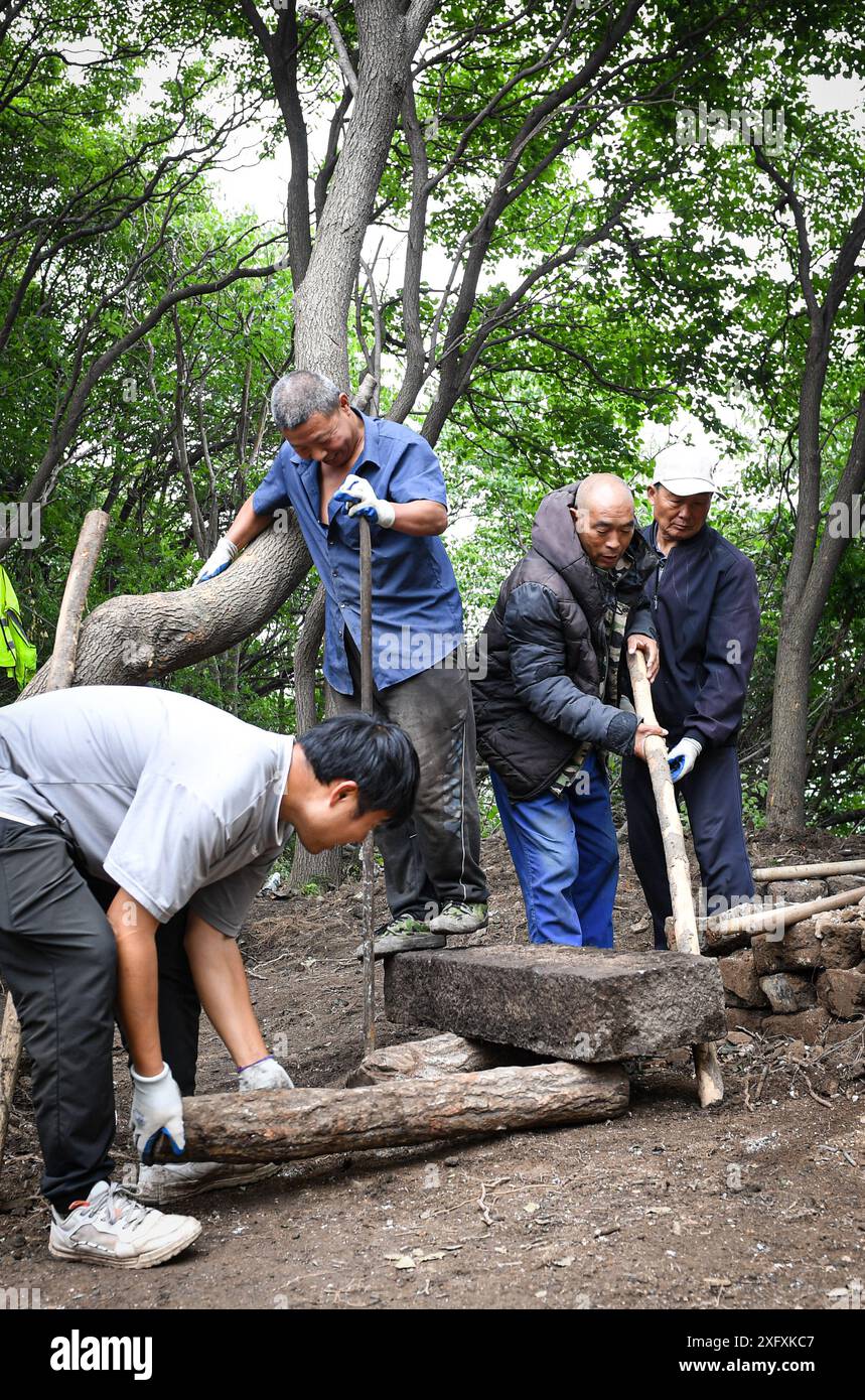 (240705) -- BEIJING, July 5, 2024 (Xinhua) -- Workers transport an ...