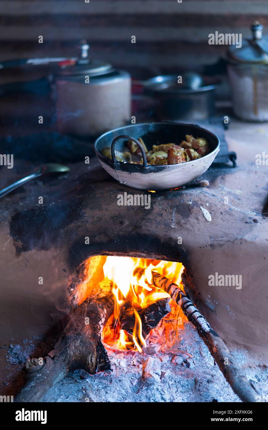 Food by the fire hi-res stock photography and images - Alamy