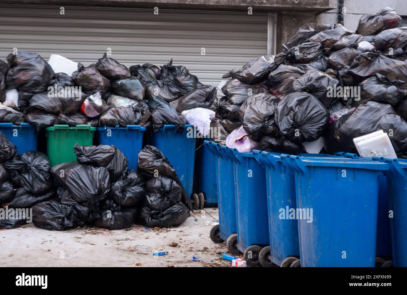 Garbage bins apartment building hi-res stock photography and images - Alamy