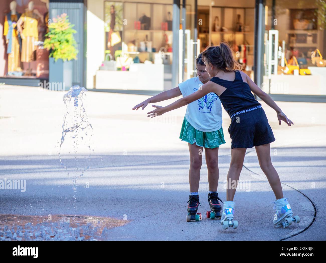 Girls on roller skates hi-res stock photography and images - Alamy