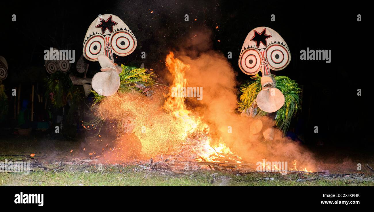 Traditional costume from papua hi-res stock photography and images - Alamy