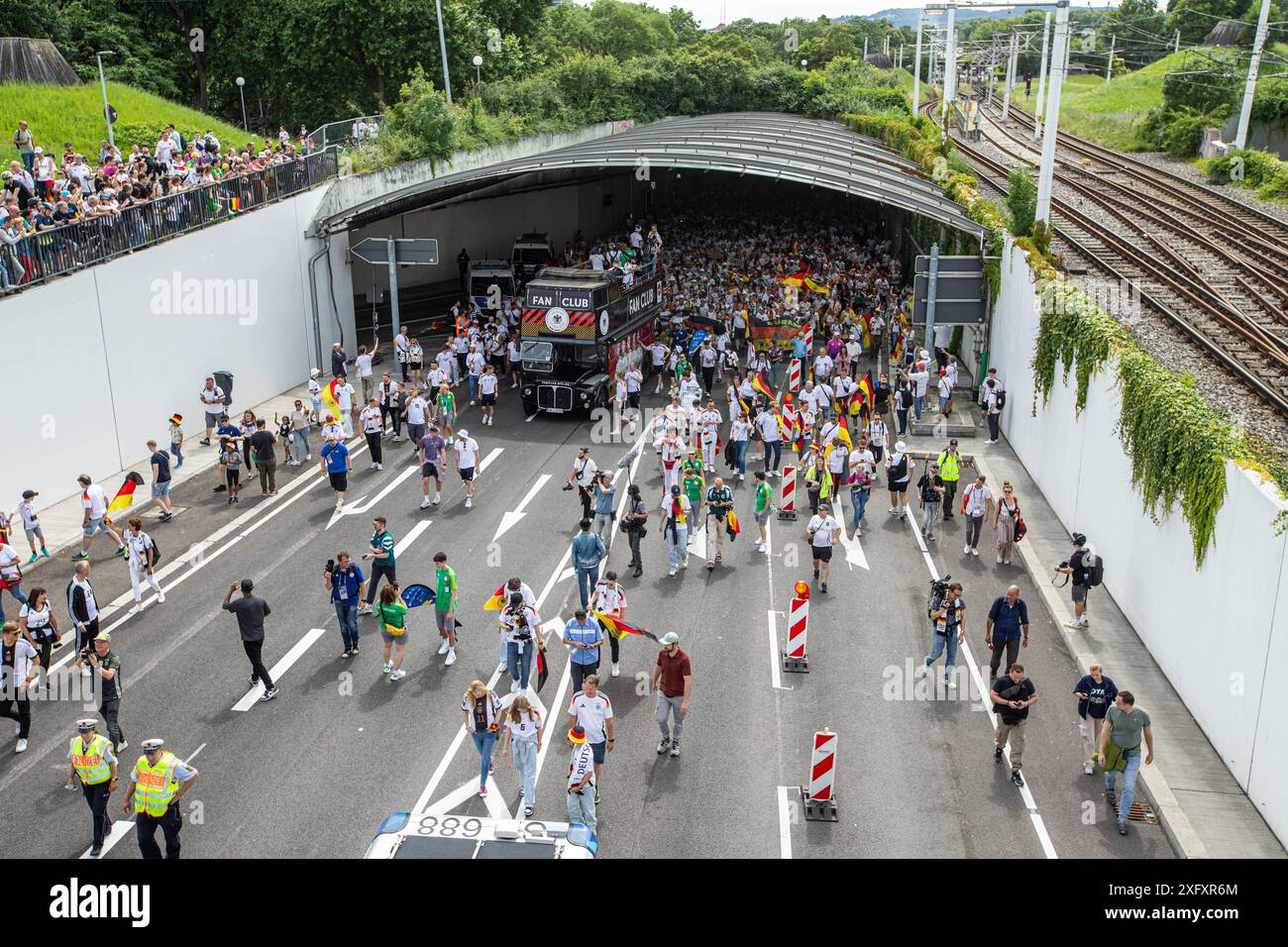 Deutscher Fanmarsch in Stuttgart zum Viertelfinale der UEFA Euro 2024 ...