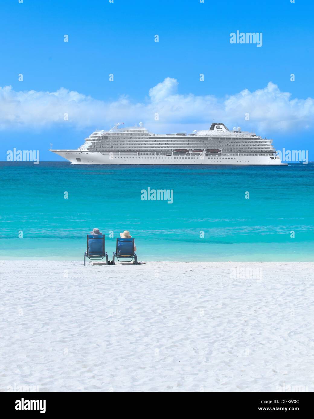 Cruise ship in tropical Caribbean blue water - Aruba beach vacation ...