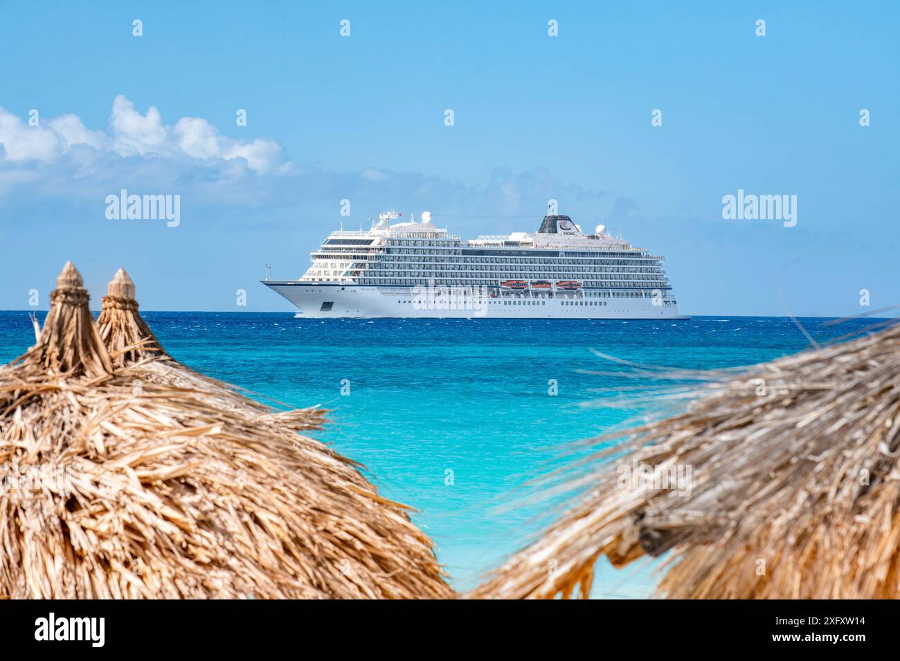 Cruise ship in tropical Caribbean blue water - Aruba vacation ocean ...