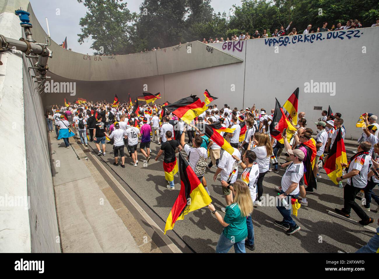 Deutscher Fanmarsch in Stuttgart zum Viertelfinale der UEFA Euro 2024 ...