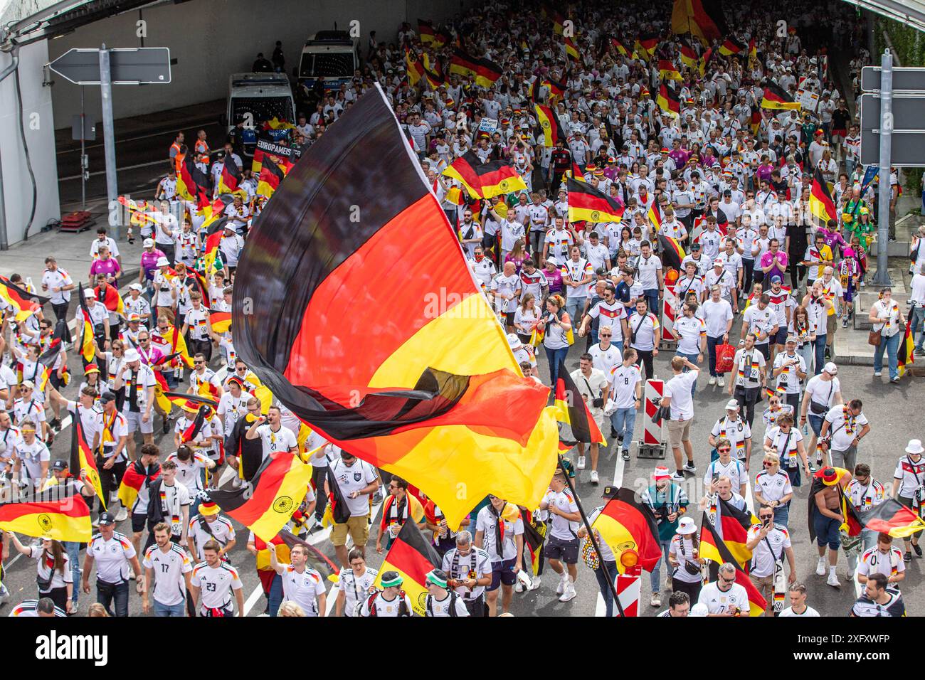 Deutscher Fanmarsch in Stuttgart zum Viertelfinale der UEFA Euro 2024 ...