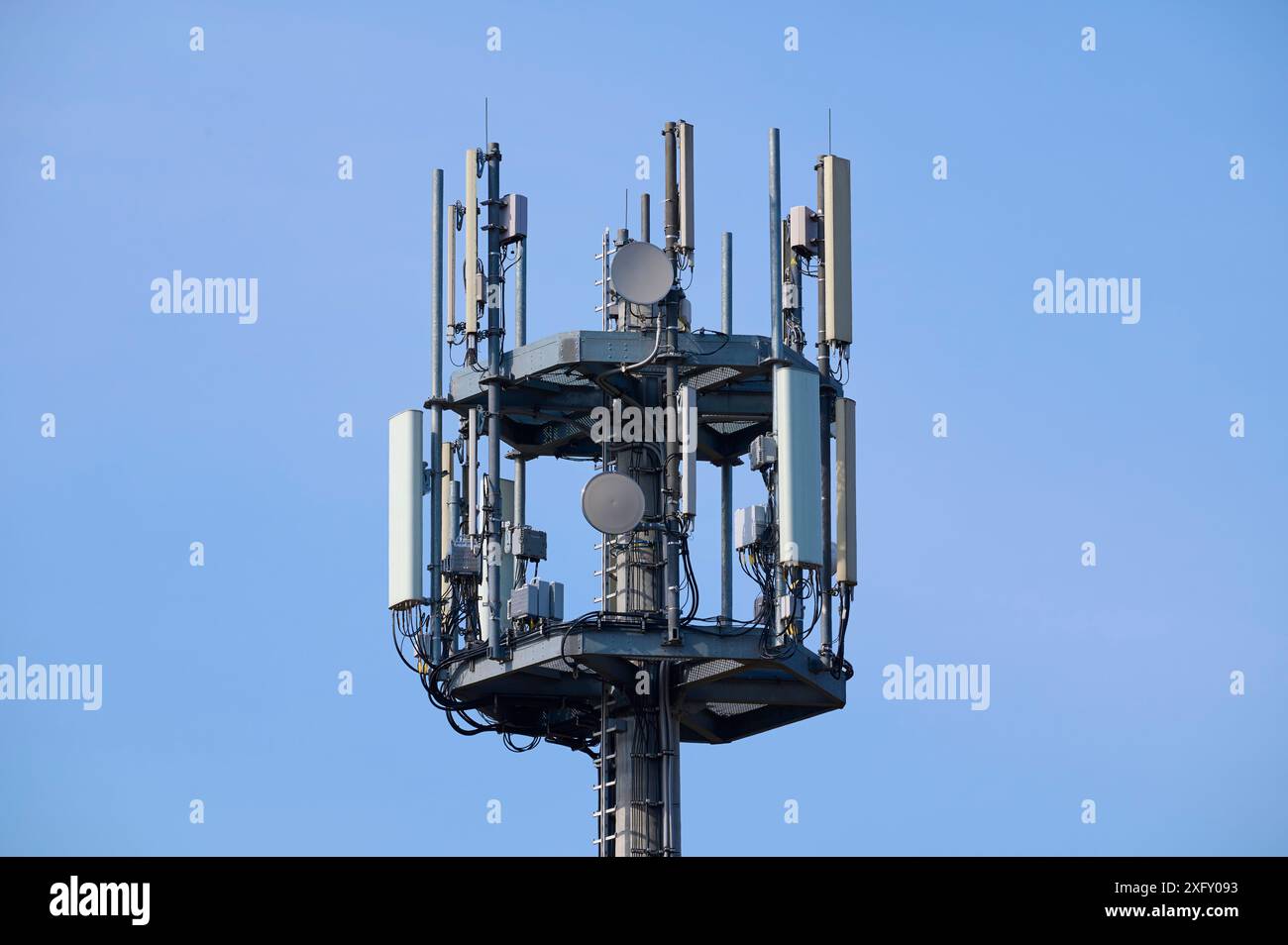 Transmission mast in front of sky hi-res stock photography and images ...